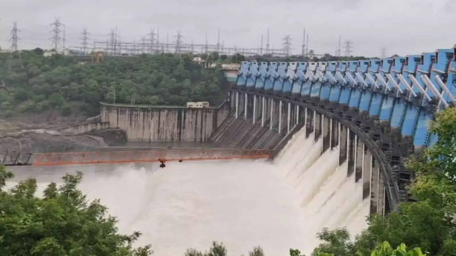 नर्मदा का जलस्तर बढ़ा, इंदिरा सागर के 12 और ओंकारेश्वर बांध के 9 गेट ...