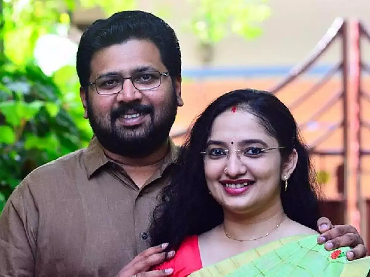 Sabarinath Divya S. Iyer,ഞാൻ തറയിൽ കിടന്നോളാമെന്ന് പറഞ്ഞാലും അവൻ സമ്മതിക്കാറില്ല; ശബരി ബെഡി ...