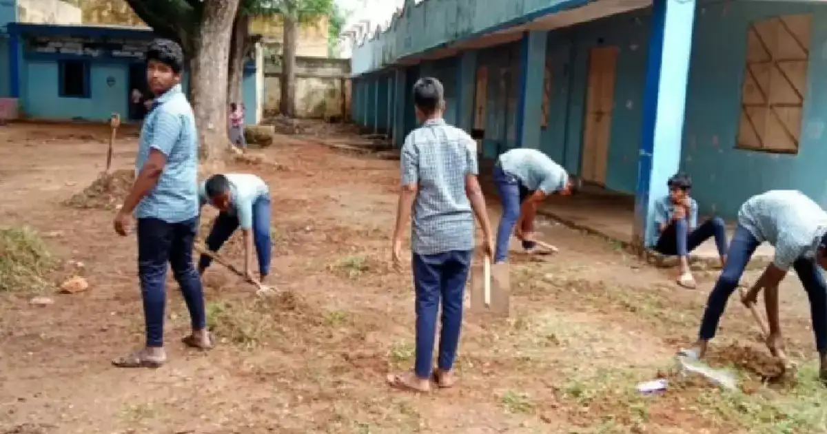 Hosur Government School Students Campus Cleaning,ஓசூர்: அரசு பள்ளி ...