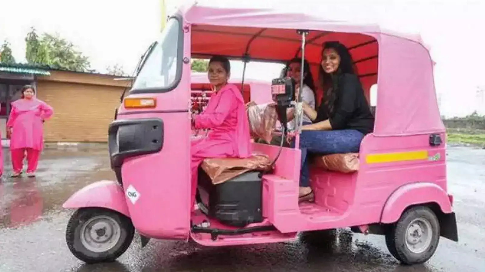 Pink Rickshaw Yojana: राज्यातील १० हजार मुली-महिलांना मिळणार पिंक ई ...