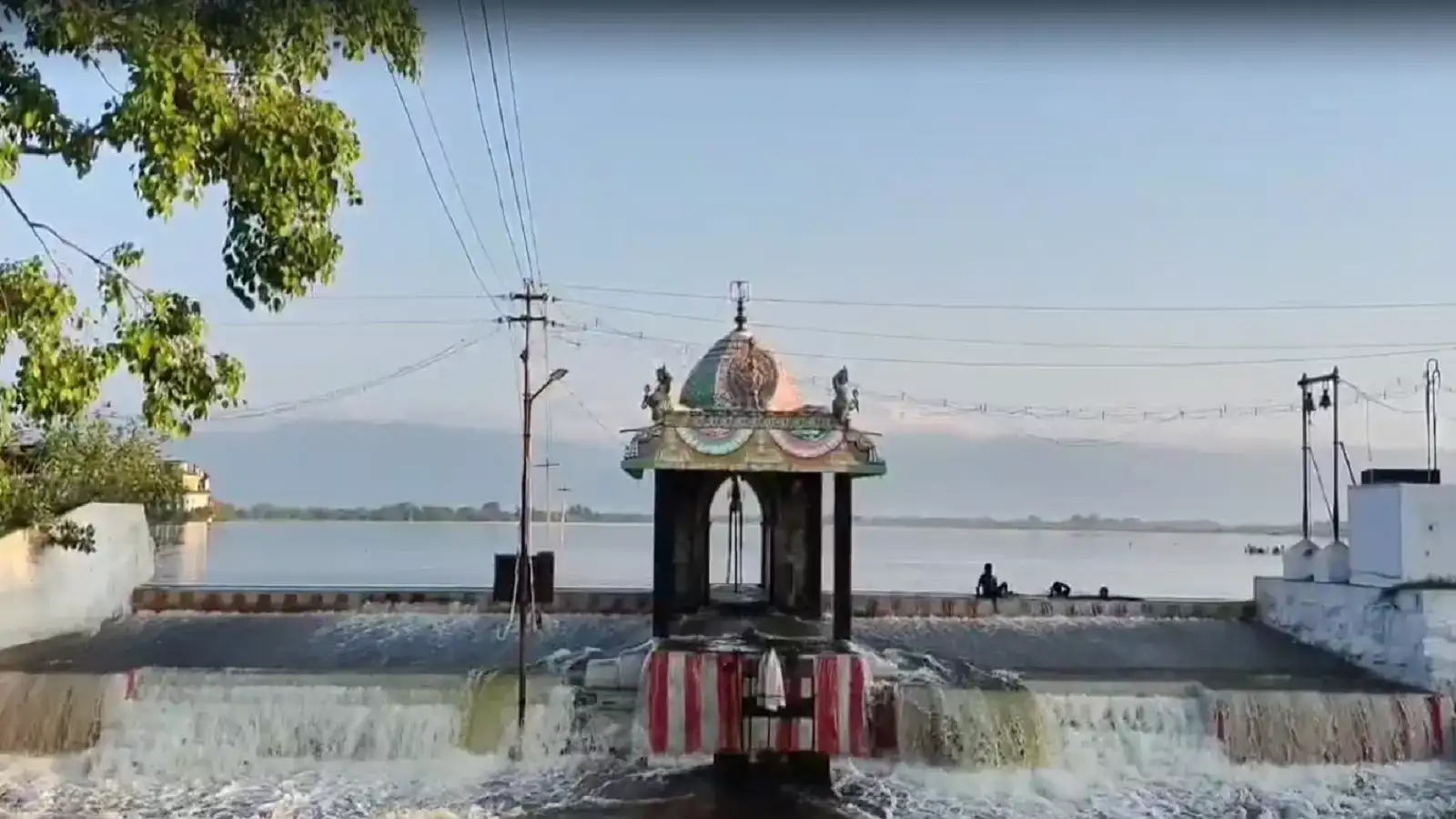 people are gathered in trichy thuraiyur to see the lake -திருச்சியின் ...