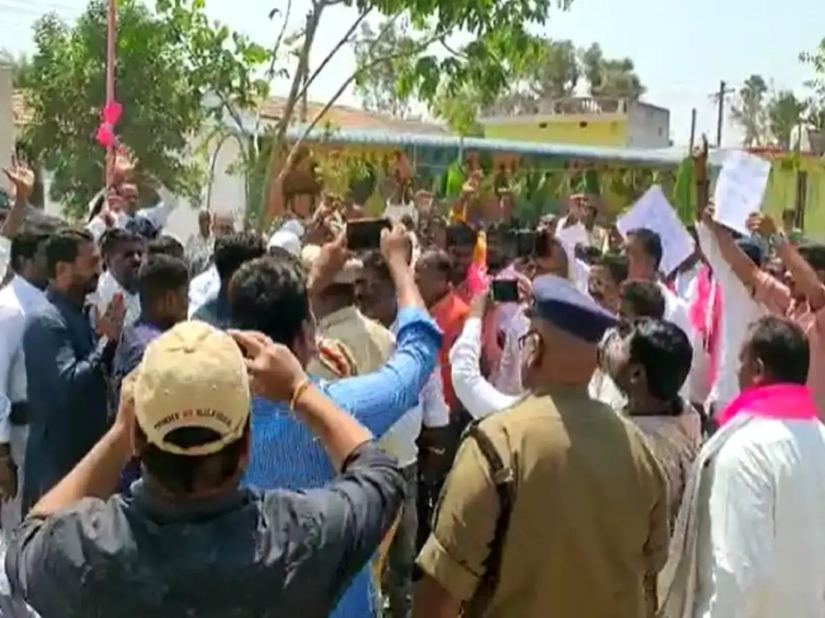 Bjp Mla Raghunandan Rao,దుబ్బాక ఎమ్మెల్యేకి సెగ.. అడ్డుకున్న టీఆర్ఎస్ ...