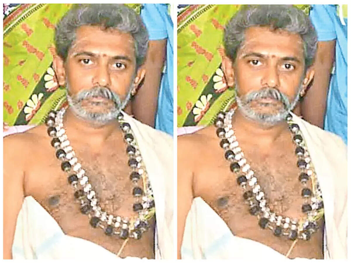 Kruthivennu Priest Died,పామును పట్టుకునేందుకు వెళ్లిన అర్చకుడు.. అయ్యో ... Kruthivennu Priest Died,పామును పట్టుకునేందుకు వెళ్లిన అర్చకుడు.. అయ్యో ...