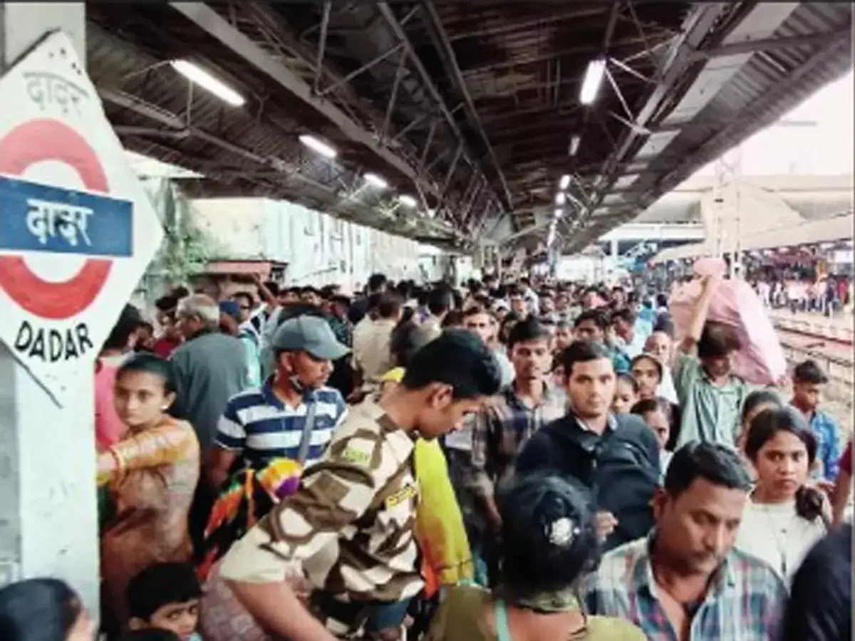 Dadar Railway Station Crowd; मुंबईत रेल्वे स्थानकांवर उदंड गर्दी; ईद ...