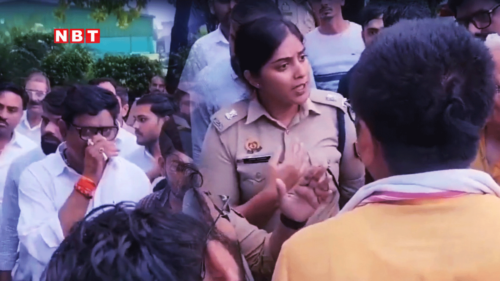 लूज टॉक मत करिए, होंगी सीनियर अधिकारी... कानपुर में बीजेपी MLC अरुण पाठक और IPS अंजलि विश् ...