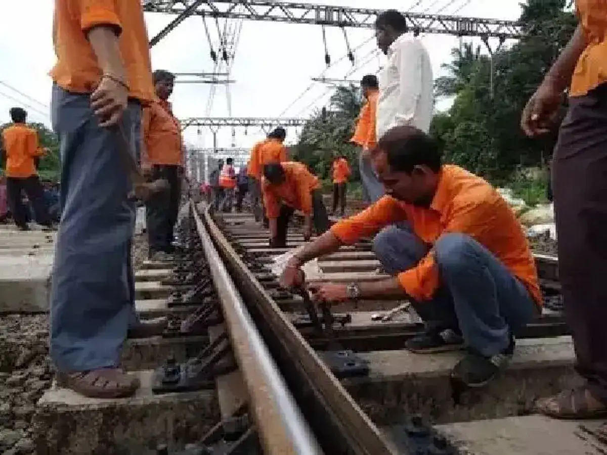 Mumbai Local Railway Mega Block on Sunday on Central Harbour and ...