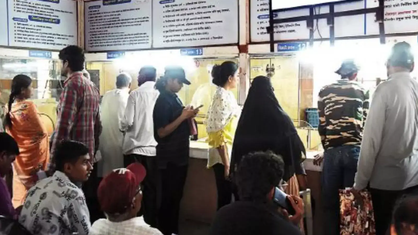 Setu Suvidha Kendra : large crowd of students and parents seen at setu ...