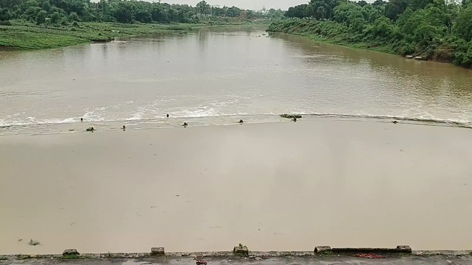 पति की पत्नी को घर वापस लाते समय हुई बहस, महिला ने नदी में कूदी, पति ने ...