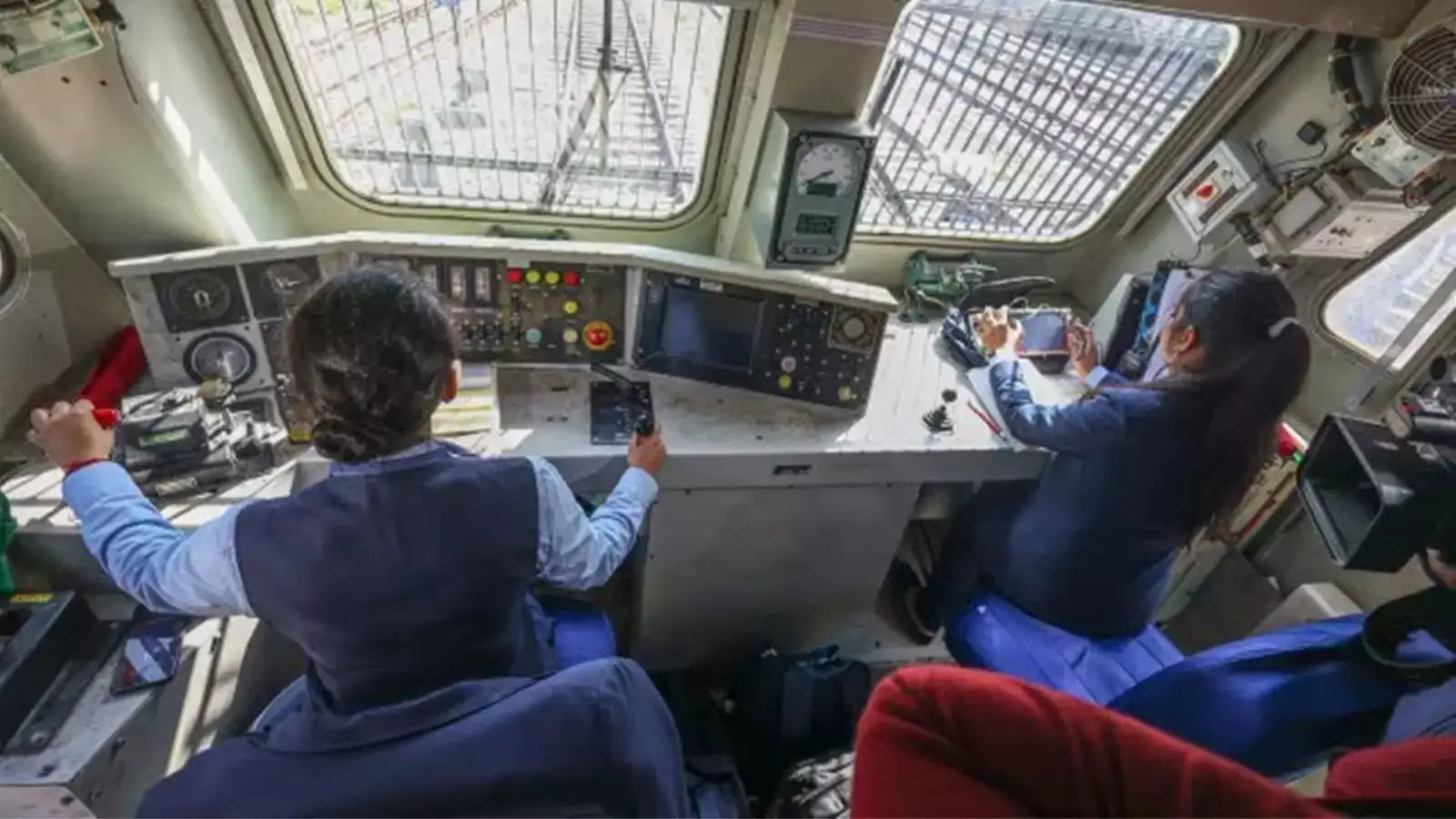 Train loco Pilot Monthly Salary and Career : ரயில் ஓட்டுநரின் ஒரு மாத ...