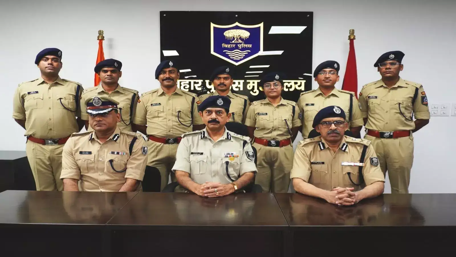 बिहार कैडर के ट्रेनी IPS अफसरों ने DGP की मुलाकात आलोक राज ने दिया 6 स ...