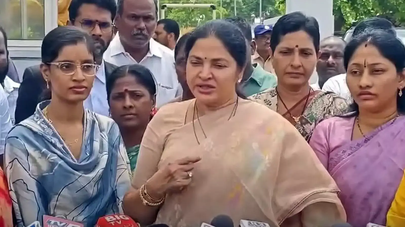 Vemireddy Prashanthi Reddy,చెల్లెలు వరుసయ్యే నన్ను అలా మాట్లాడాడు ...