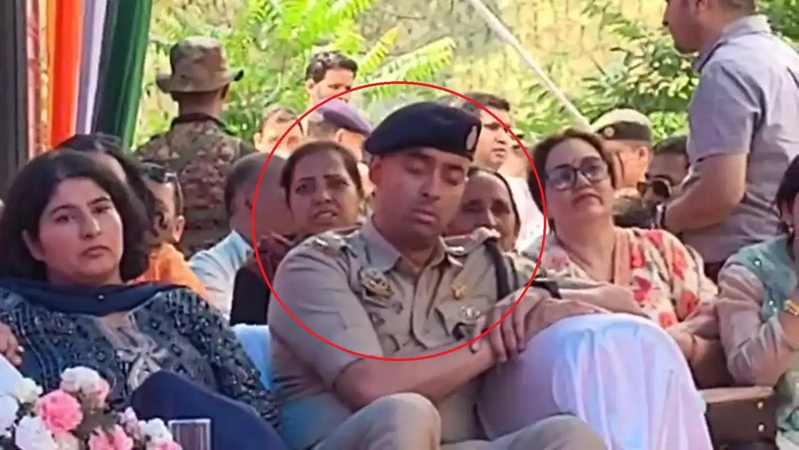 Kullu Sp Sleeping,हिमाचल में सरकारी कार्यक्रम के दौरान सो गए एसपी साहब ...