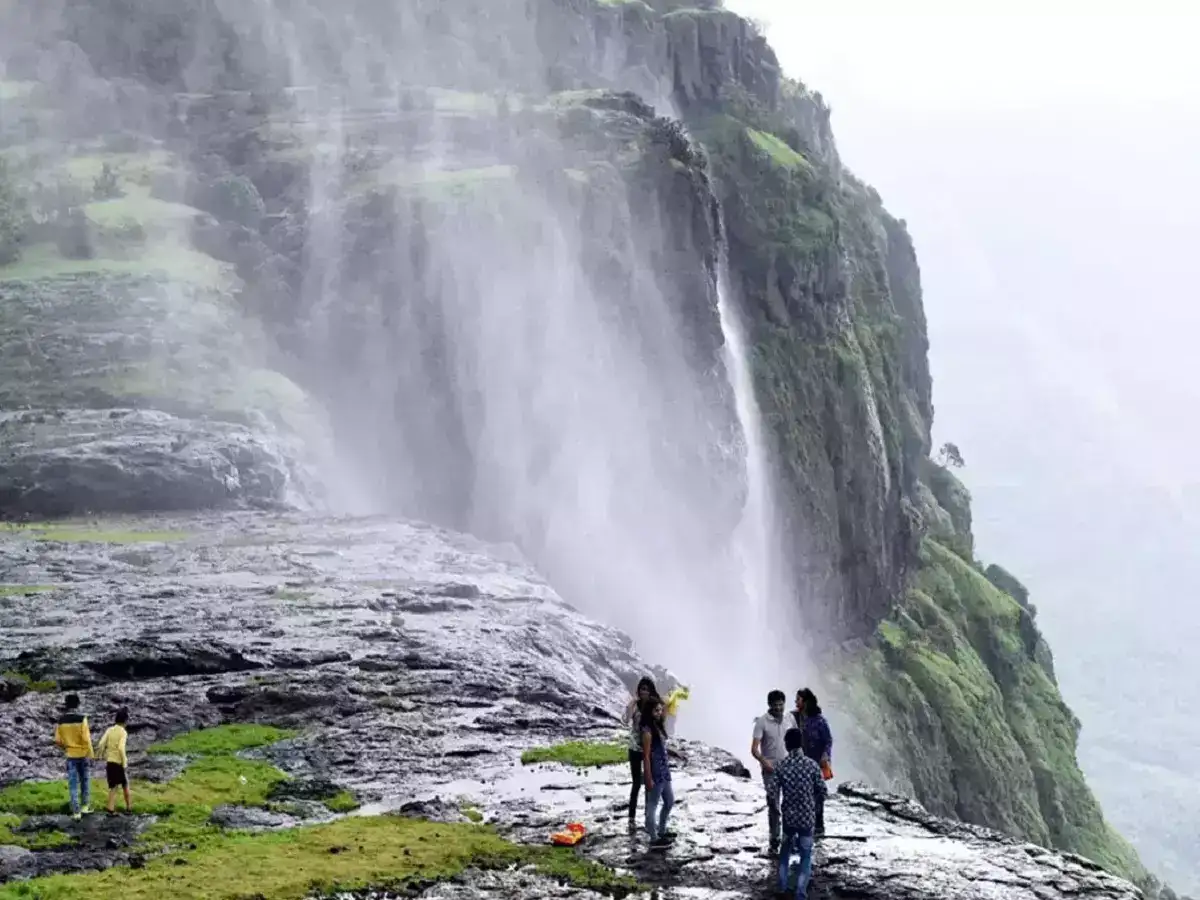 Naneghat Reverse Waterfall Trek,भारत की इस जगह पर उल्टा बहता है झरना ...