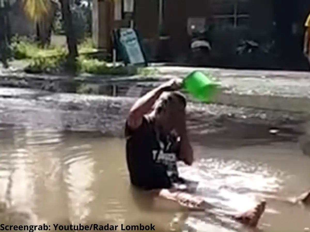 Man Bathing In Pothole Video,Viral Vidie: நீர் தேங்கிய குண்டுகுழியான ...
