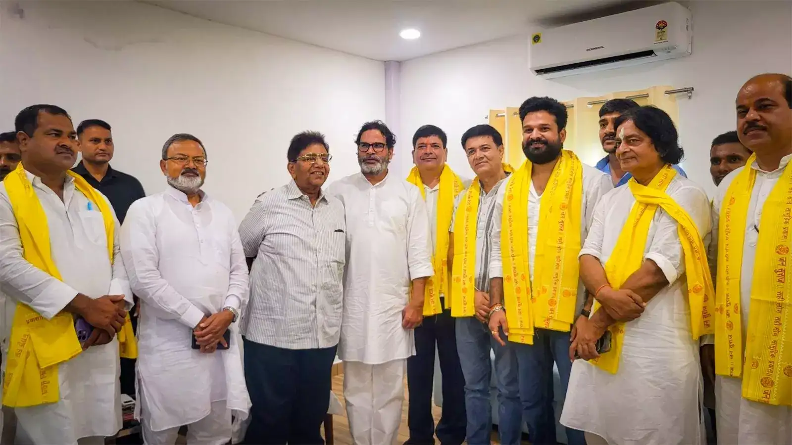 भोजपुरी सिंगर रितेश पाण्डेय और फेमस IPS जन सुराज में शामिल, PK ने किया ...