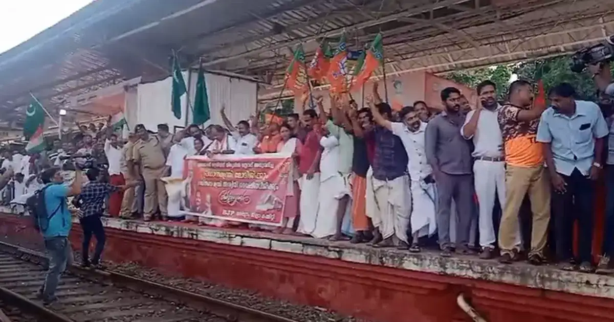 Second Vande Bharat Express In Tirur,രണ്ടാം വന്ദേ ഭാരത് എക്സ്പ്രസിന് തിരൂരിൽ വൻ സ്വീകരണം, വീഡിയോ ...