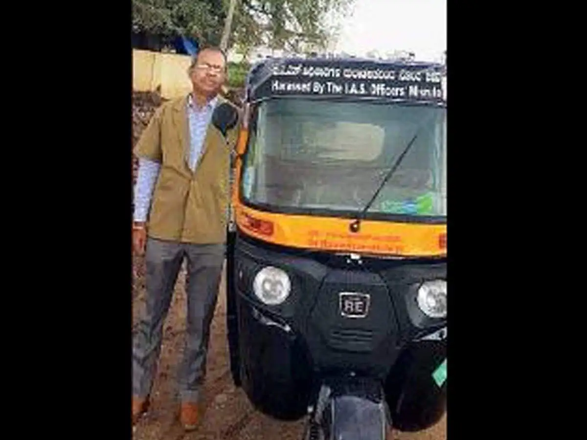 Doctor Turns Auto Driver,Karnataka: ऑटोरिक्शा चलाने को मजबूर सीनियर ...