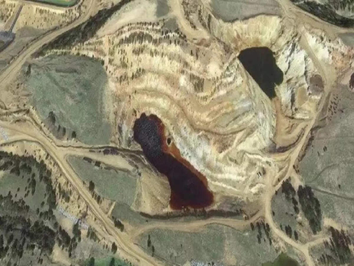 Blood Lake In Us,മണൽ കുന്നുകൾക്കിടെ 'രക്ത തടാകം'; വിചിത്രവും നി ... Blood Lake In Us,മണൽ കുന്നുകൾക്കിടെ 'രക്ത തടാകം'; വിചിത്രവും നി ...