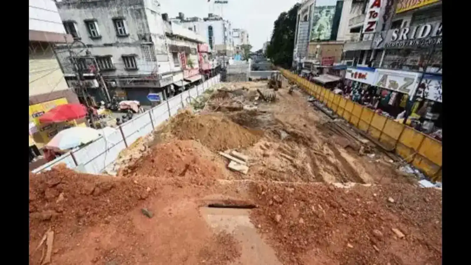 தி.நகரில் ஷாப்பிங் செய்ய வருபவர்களுக்கு வசதியாக மேம்பாலத்தில் இருந்து ...