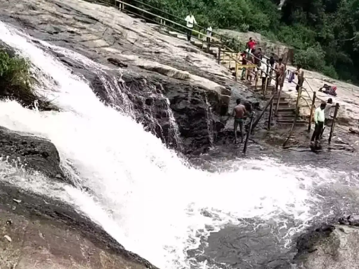 Kumbakarai Falls In Theni,தேனி: கும்பக்கரை அருவியில் குவியும் சுற்றுலா ...