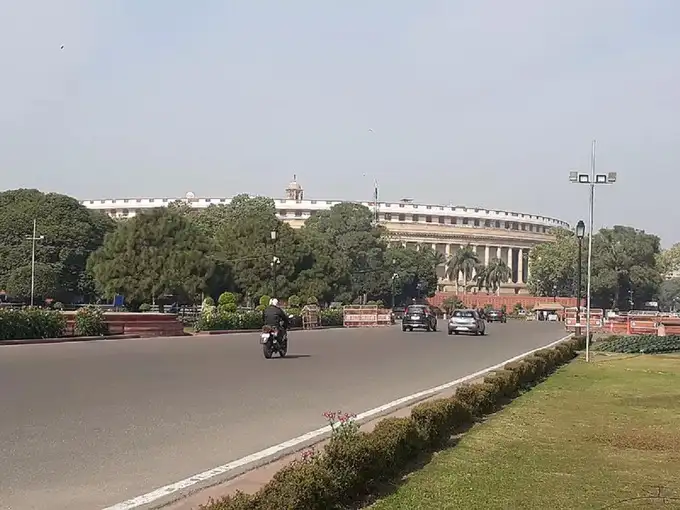 किसने बनवाई पुरानी संसद