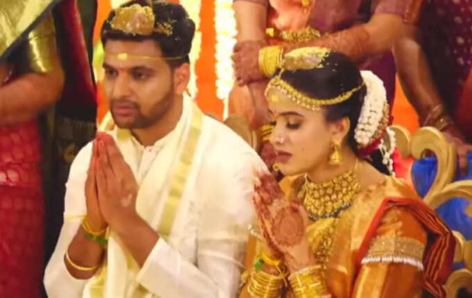 సీబీఐ మాజీ జేడీ లక్ష్మీనారాయణ కుమార్తె వివాహ వేడుకలో చంద్రబాబు, కేసీఆర్ సీబీఐ మాజీ జేడీ లక్ష్మీనారాయణ కుమార్తె వివాహ వేడుకలో చంద్రబాబు, కేసీఆర్