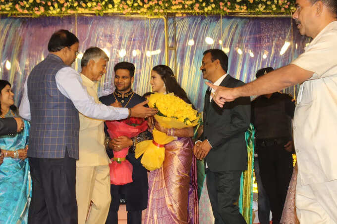 సీబీఐ మాజీ జేడీ లక్ష్మీనారాయణ కుమార్తె వివాహ వేడుకలో చంద్రబాబు, కేసీఆర్ సీబీఐ మాజీ జేడీ లక్ష్మీనారాయణ కుమార్తె వివాహ వేడుకలో చంద్రబాబు, కేసీఆర్