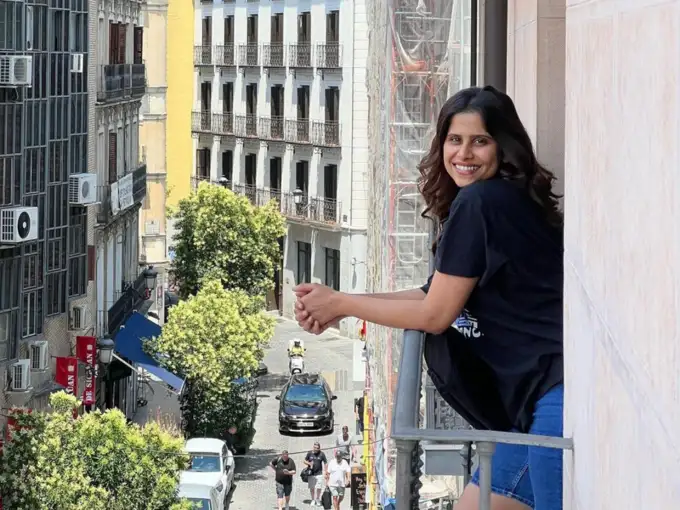 मोठ्या टिशर्टवर सईचा लुक