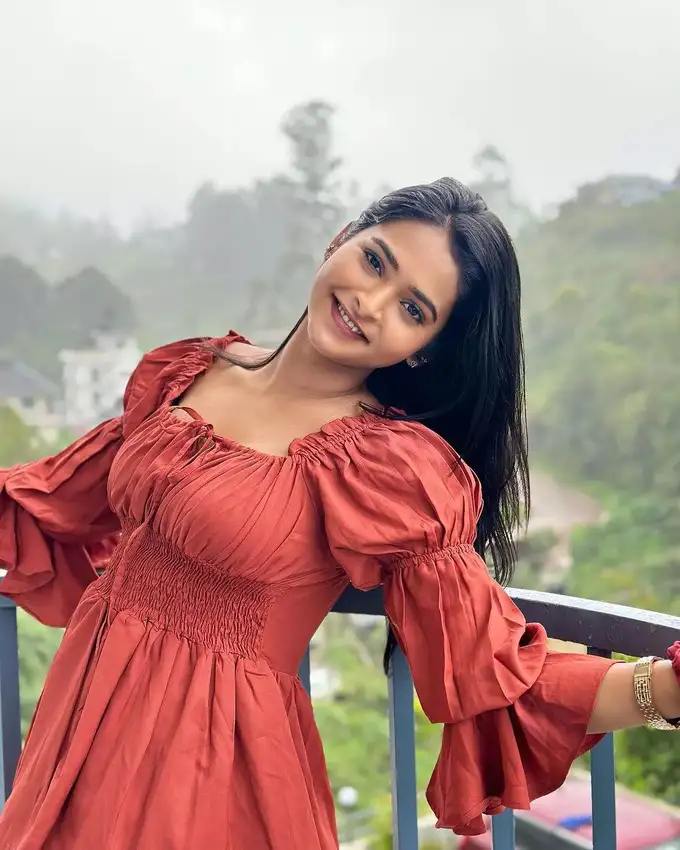 మోడ్రన్ లుక్‌లో మల్లి అందాలు.. లాస్య లేటెస్ట్ పిక్స్