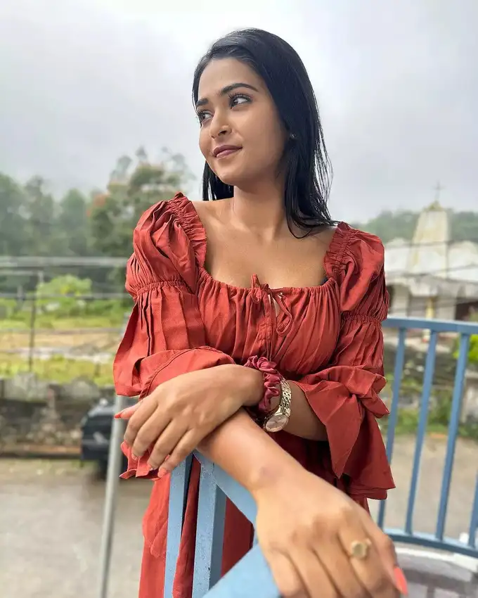 మోడ్రన్ లుక్‌లో మల్లి అందాలు.. లాస్య లేటెస్ట్ పిక్స్