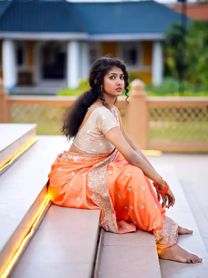 శారీ వర్కింగ్ స్టిల్స్.. ఆరాధ్యను అద్భుతంగా చూపిస్తోన్న ఆర్జీవీ