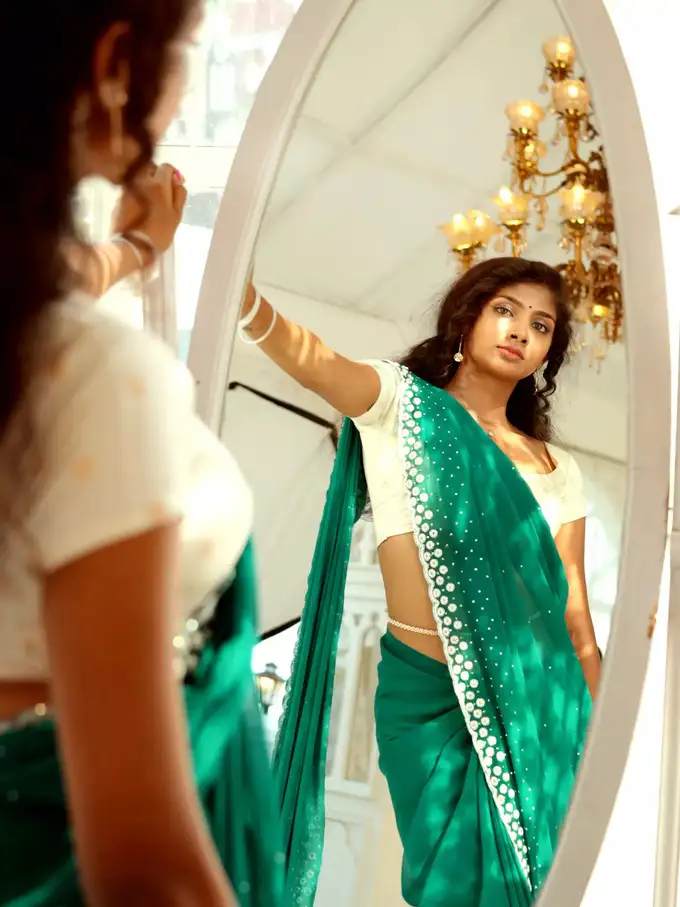 శారీ వర్కింగ్ స్టిల్స్.. ఆరాధ్యను అద్భుతంగా చూపిస్తోన్న ఆర్జీవీ