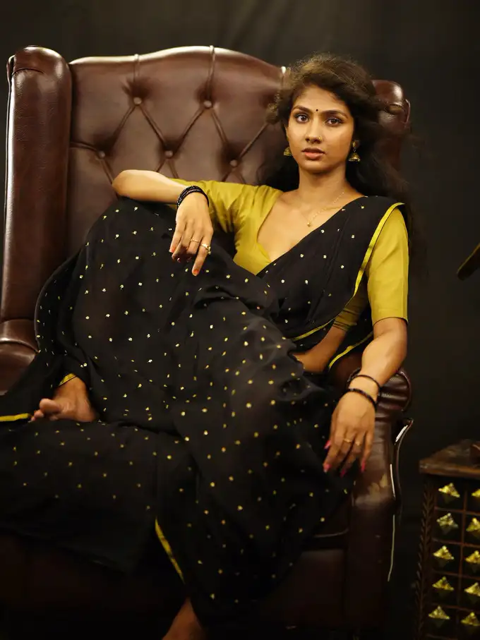 శారీ వర్కింగ్ స్టిల్స్.. ఆరాధ్యను అద్భుతంగా చూపిస్తోన్న ఆర్జీవీ