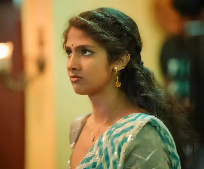 శారీ వర్కింగ్ స్టిల్స్.. ఆరాధ్యను అద్భుతంగా చూపిస్తోన్న ఆర్జీవీ