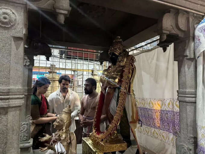 ವಿಶೇಷ ಪೂಜೆ ಸಲ್ಲಿಕೆ ವಿಶೇಷ ಪೂಜೆ ಸಲ್ಲಿಕೆ