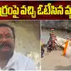 గుర్రంపై వచ్చి ఓటేసిన వ్యక్తి.. పెద్ద మెసేజ్ ఇచ్చాడుగా!