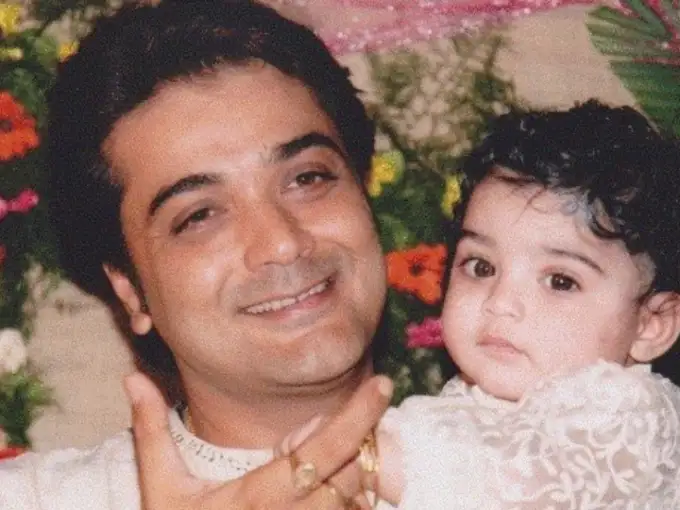 বাবার কোলে মিশুক