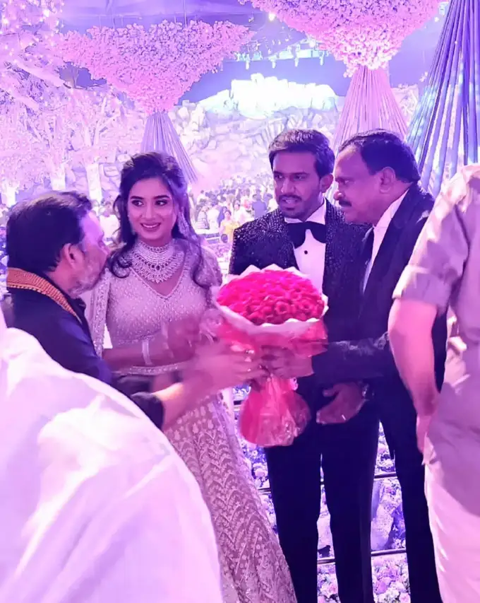 కళ్లు చెదిరేలా ఎమ్మెల్సీ వెంకట్రామ రెడ్డి కొడుకు రిసెప్షన్‌.. ఆ ...