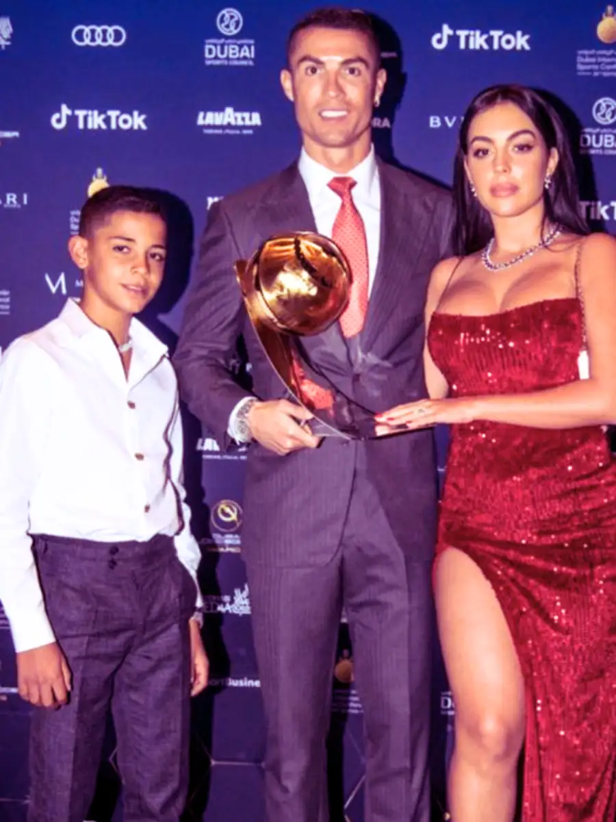 ரொனால்டோ தன் பழைய வீட்டை காட்டி தன் மகனுக்கும், உலகிற்கும் கற்றுக் ...