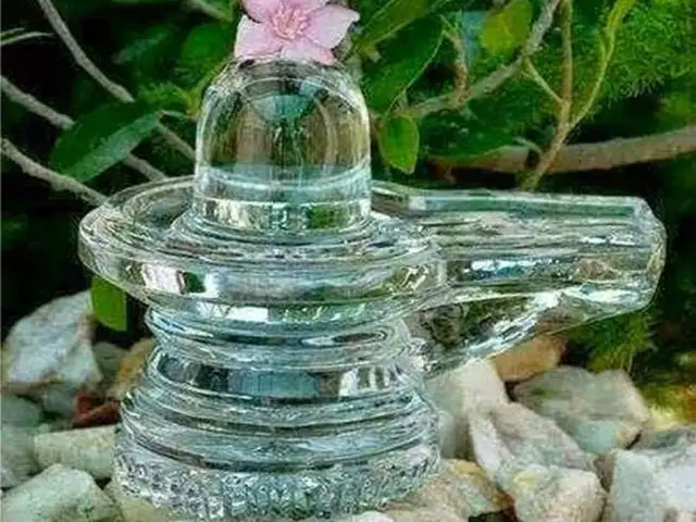 पारद शिवलिंग और स्फटिक शिवलिंग का क्यों है ख़ास महत्व? जानिए इनकी महिमा ...