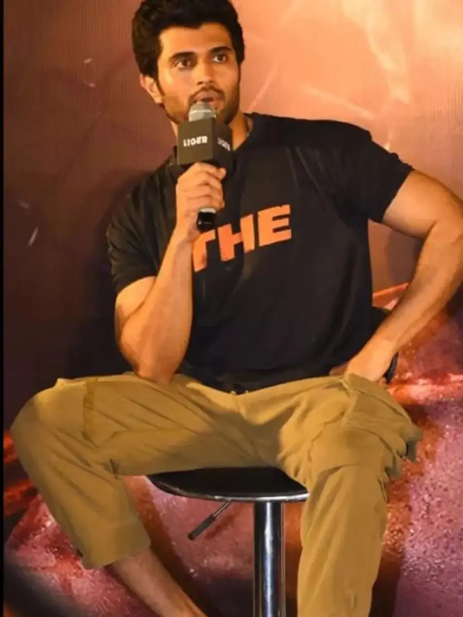 vijay deverakonda: ...म्हणून विजय करतो चप्पलवर प्रमोशन; vijay ...