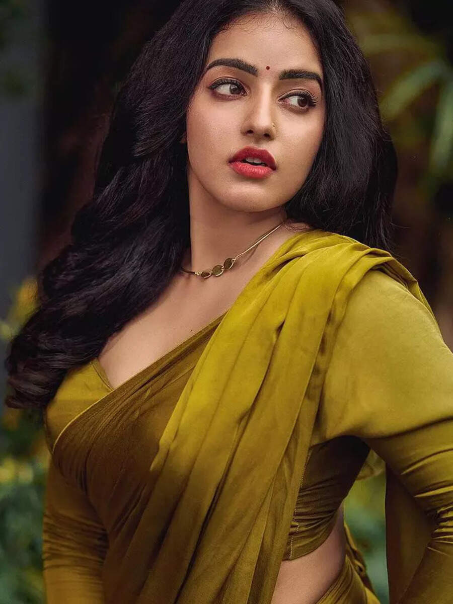 എന്തൊക്കെ പറഞ്ഞാലും മാളവികയുടെ സൗന്ദര്യം ആകര്ഷണീയമാണ് സാരിയില് നടി