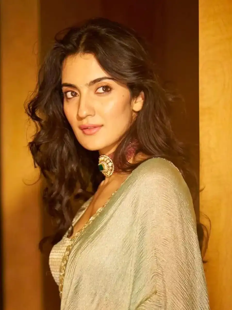 साडी-सूटवर प्रतिभासारखी हेअरस्टाईल करा | MaharashtraTimes