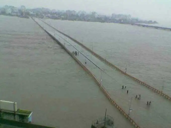 આ પૂરમાં કરોડો રૂપિયા ધોવાયા, ઘણા લોકોના મોત થયા, મકાનો ધરાશાયી થયા ...