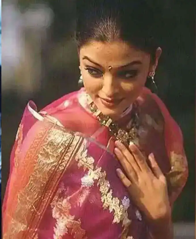 புடவையில்