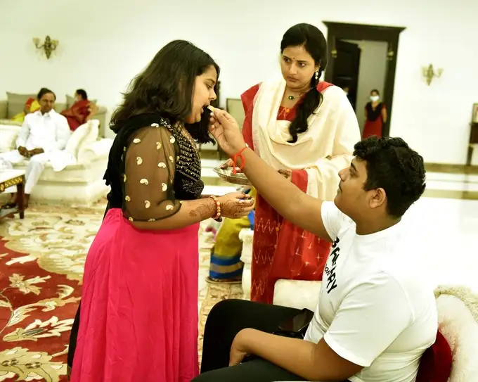 అన్నకు రాఖీ కట్టిన కేటీఆర్ కుమార్తె.. స్వీట్లు తినిపించుకున్న ...