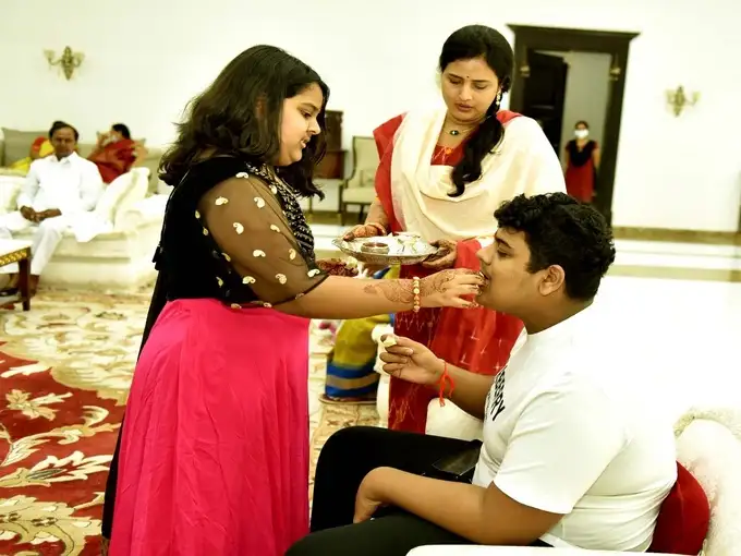 అన్నకు రాఖీ కట్టిన కేటీఆర్ కుమార్తె.. స్వీట్లు తినిపించుకున్న ...