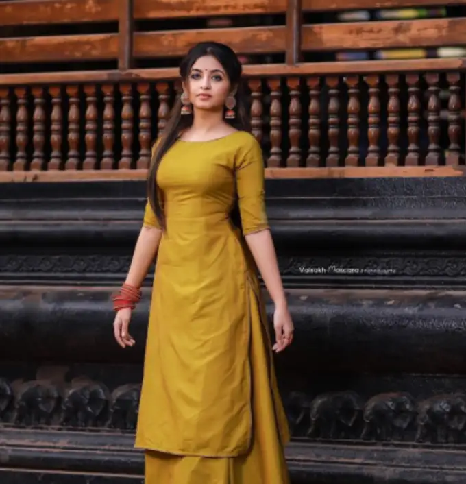 actress-navani-devanand-latest-instagram-pics-in-traditional-look