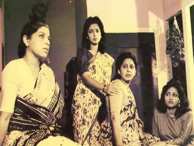 Charchaughi In Theatres,'चारचौघीं'ना साथ देणारे ते तिघं कोण? मुक्ता ...