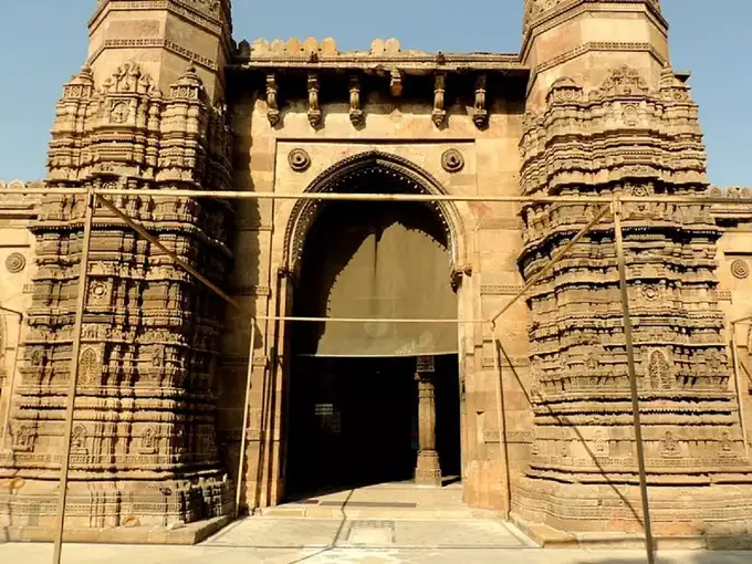 झूला मीनार के आसपास घूमने की जगह